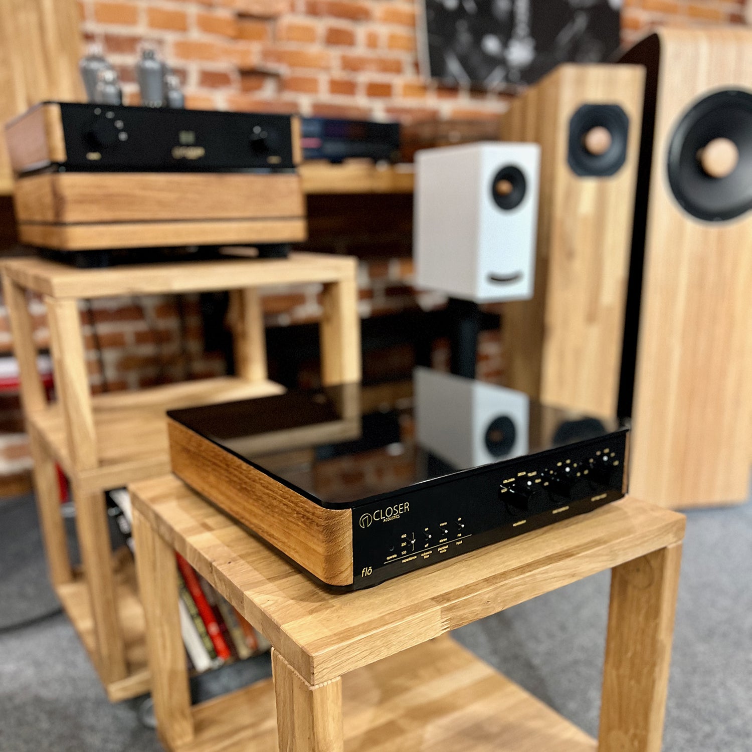 Closer Acoustics Flō phono preamplifier Iroko wood finish – Stereopolis