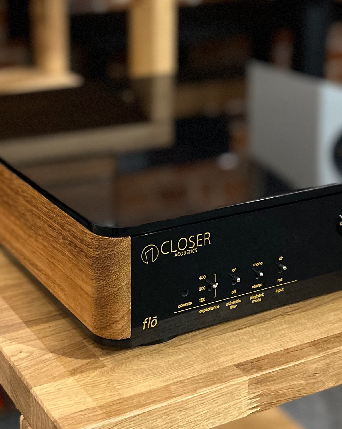 Closer Acoustics Flō phono preamplifier Iroko wood finish – Stereopolis